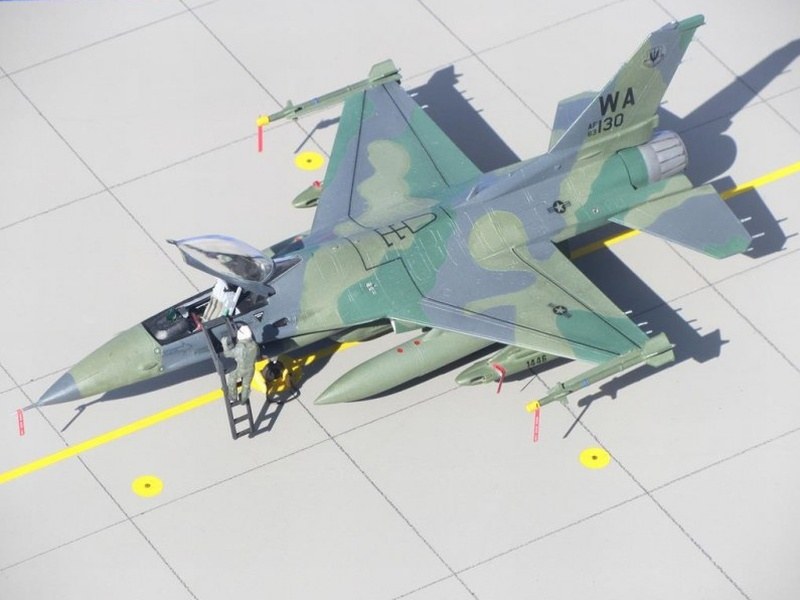 F-16C CAS Viper, Revell 1:72 von Oliver Zwiener